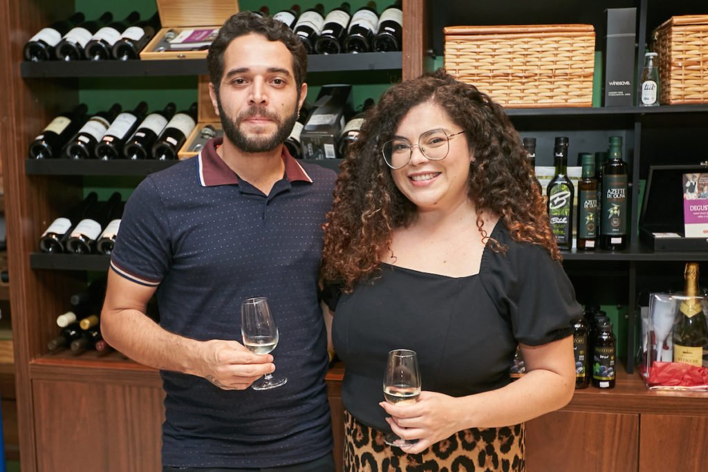 Em noite de autógrafos, Sérgio Pires lança livro sobre vinho | Metrópoles