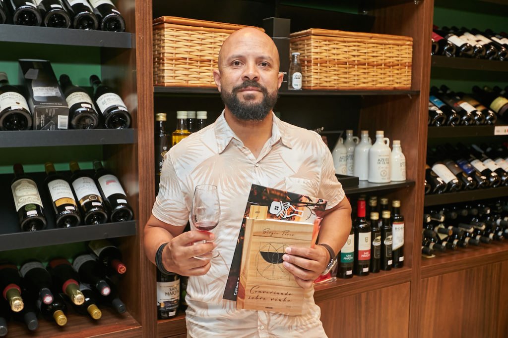 Em noite de autógrafos, Sérgio Pires lança livro sobre vinho | Metrópoles