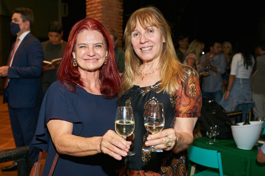 Em noite de autógrafos, Sérgio Pires lança livro sobre vinho | Metrópoles