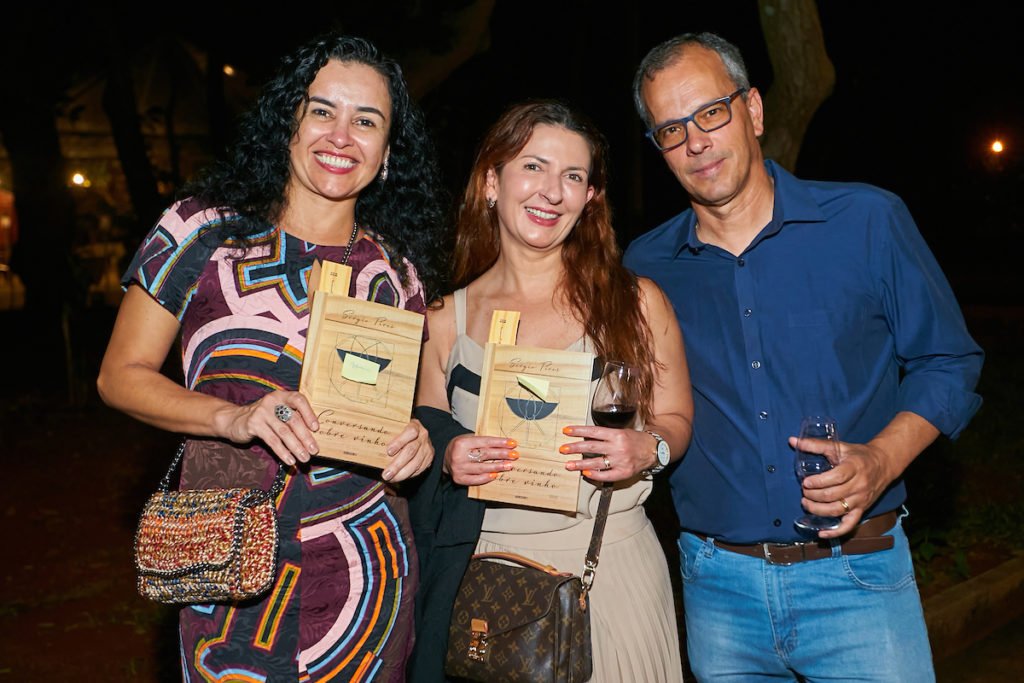 Em noite de autógrafos, Sérgio Pires lança livro sobre vinho | Metrópoles