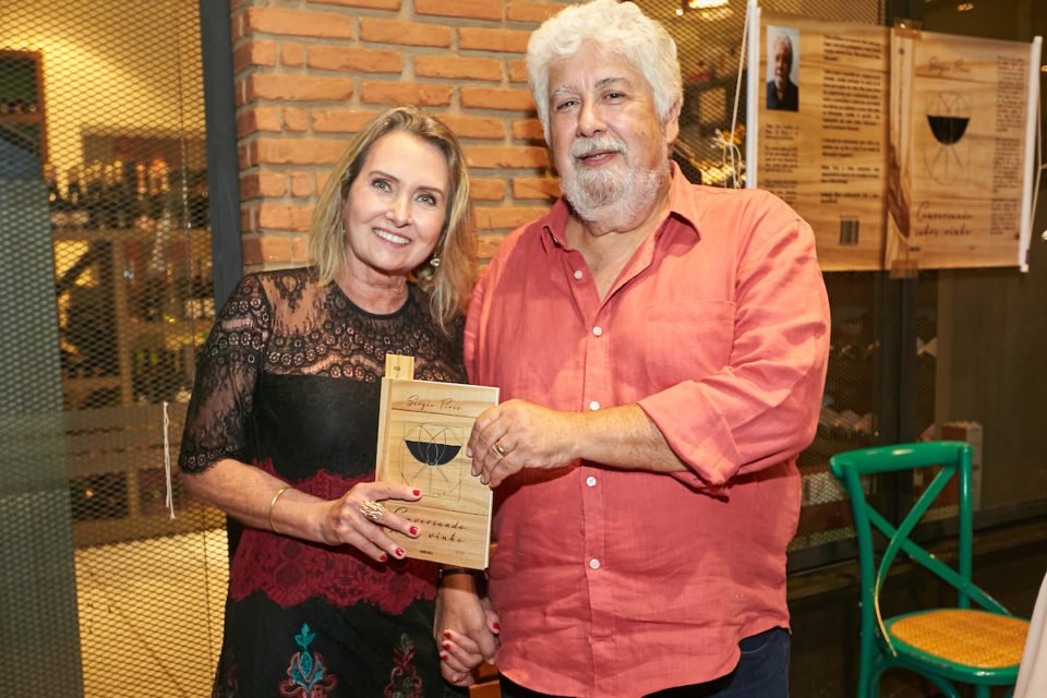 Em noite de autógrafos, Sérgio Pires lança livro sobre vinho | Metrópoles