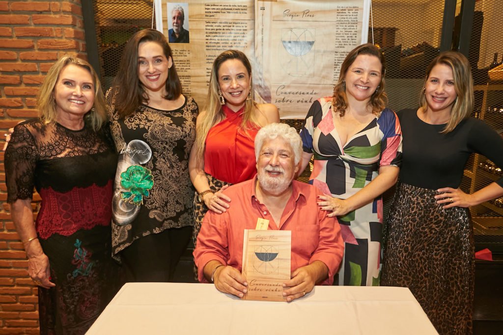 Em noite de autógrafos, Sérgio Pires lança livro sobre vinho | Metrópoles