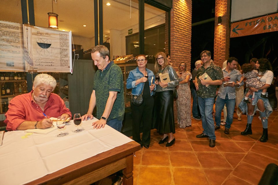Em noite de autógrafos, Sérgio Pires lança livro sobre vinho | Metrópoles