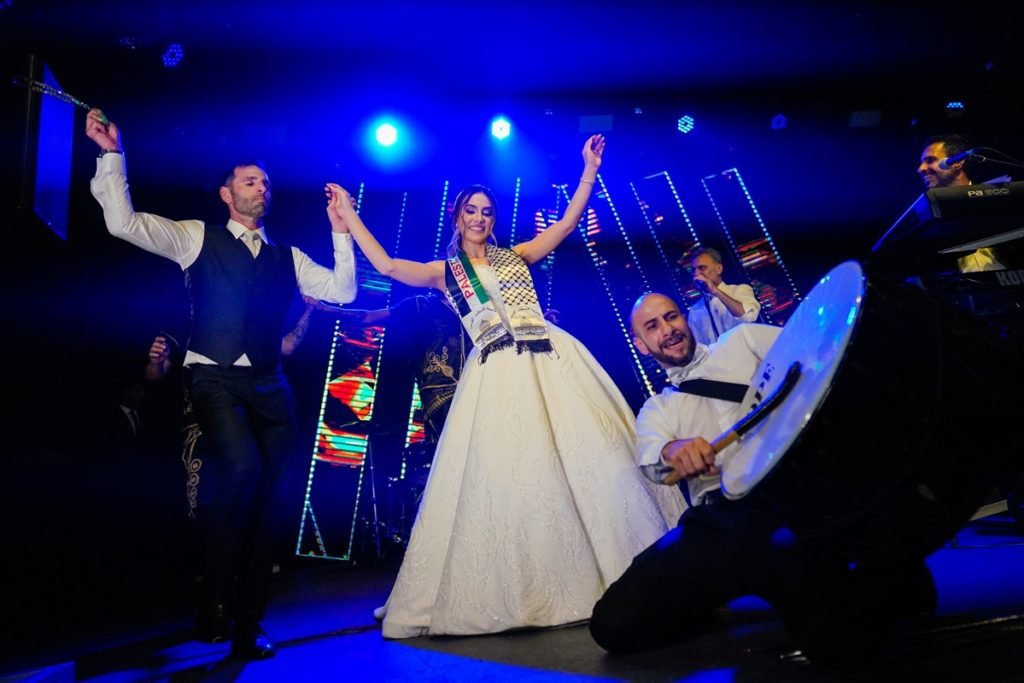 Suhad Shadi e Nasser Shawqi selam o amor em cerimônia luxuosa | Metrópoles