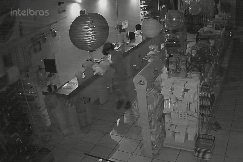 Vídeo: loja de festas em Curitiba é furtada três vezes na mesma noite ...