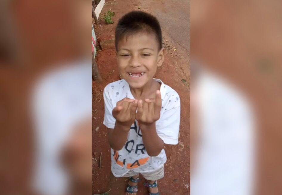Corpo De Menino Que Morreu Com Suspeita De Envenenamento é Enterrado