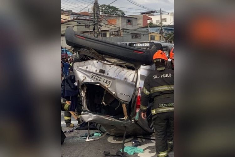 Três morrem e quatro ficam feridos após carro capotar em avenida de SP ...