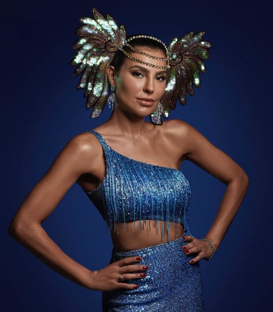 Cíntia Chagas: musa das salas de aula vira musa da Sapucaí. Assista ...