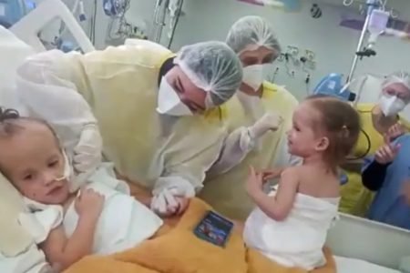 Siamesas separadas dançam hits de Zé Felipe com equipe médica. Vídeo ...