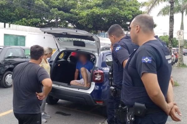Jovem pula de carro de app em movimento com medo de estupro no litoral ... Jovem pula de carro de app em movimento com medo de estupro no litoral ...
