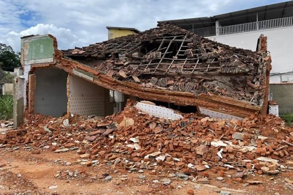 Casa afetada por explosão desaba um mês após acidente em Belo Horizonte ...