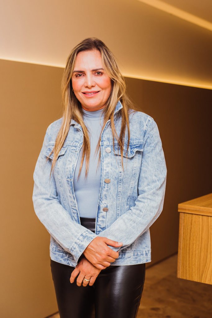 Governadora Celina Leão ganha festa surpresa de aniversário de amigas ...