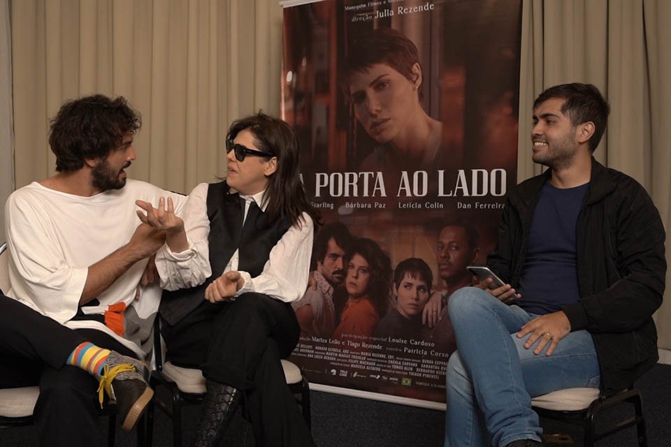 Bárbara Paz e colega em filme têm “DR de cinema” durante entrevista ...