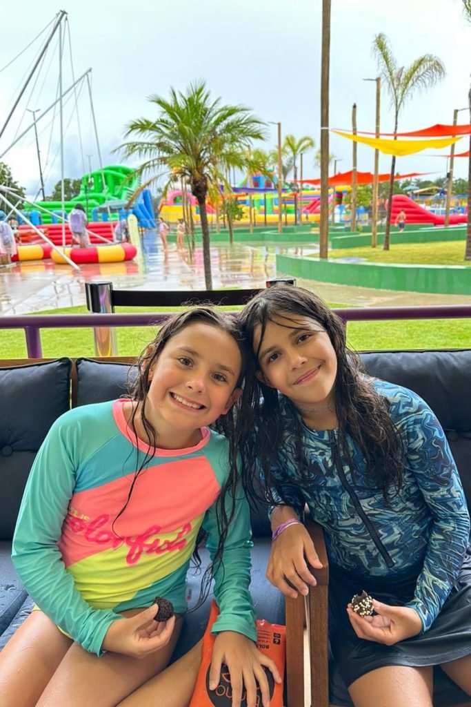 Laura Stauffer comemora 10 anos com amigos em parque inflável | Metrópoles