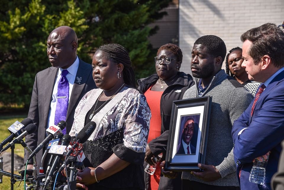 Jovem é asfixiado até a morte por agentes de hospital nos EUA. Vídeo ...