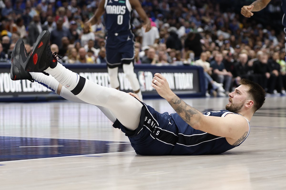 Dallas Mavericks protagoniza lance bizarro na NBA; assista ao momento ...