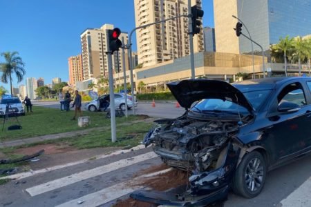 Batida entre carros derruba semáforo e deixa veículo destruído na W3 | Metrópoles