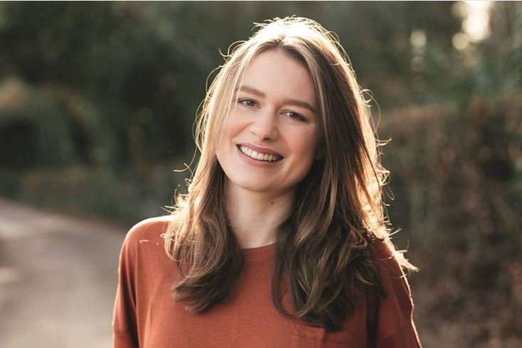 Conheça Beth O’Leary, autora de Teto para Dois, série da Paramount+ ...