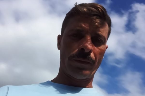 Homem é Morto Com Facada No Pescoço Na Frente Da Esposa E Da Filha