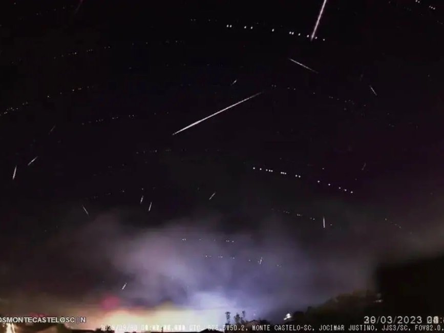 Vídeo: meteoros e raios vermelhos iluminam céu de SC | Metrópoles