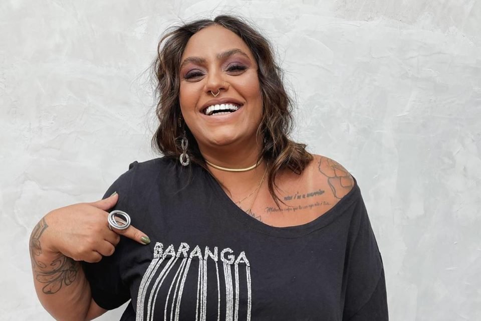 Após gordofobia em reality show, Amanda Souza lança parceria de moda ...