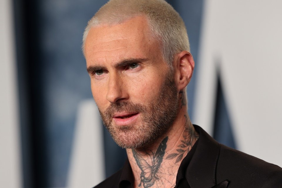 Vídeo: Adam Levine, do Maroon 5, reconhece fã brasileiro e se declara ...