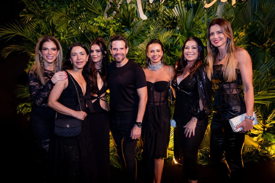 Arquiteto Arnaldo Pinho celebra nova idade em animada festa com amigos | Metrópoles