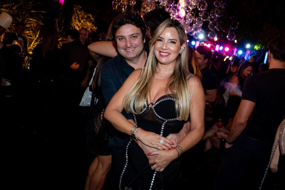 Arquiteto Arnaldo Pinho celebra nova idade em animada festa com amigos | Metrópoles