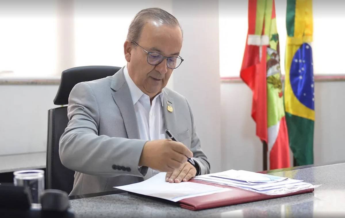 SC: governador anuncia policiais armados em todas as escolas estaduais ...