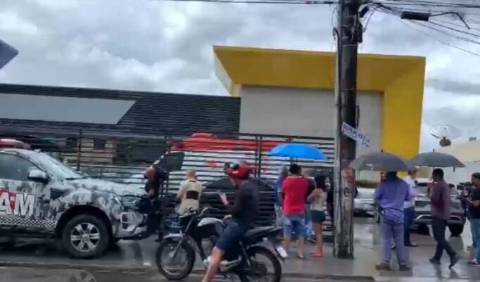 Menino de 12 anos tenta esfaquear alunos em colégio de Manaus | Metrópoles