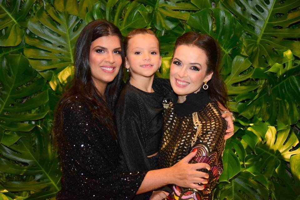 Michelle e Mariana Brito comemoram aniversário em jantar no Patú Anú ...