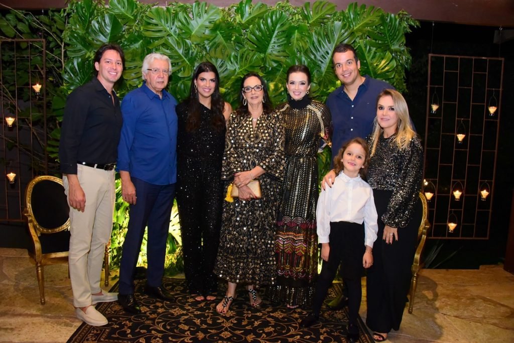 Michelle e Mariana Brito comemoram aniversário em jantar no Patú Anú ...