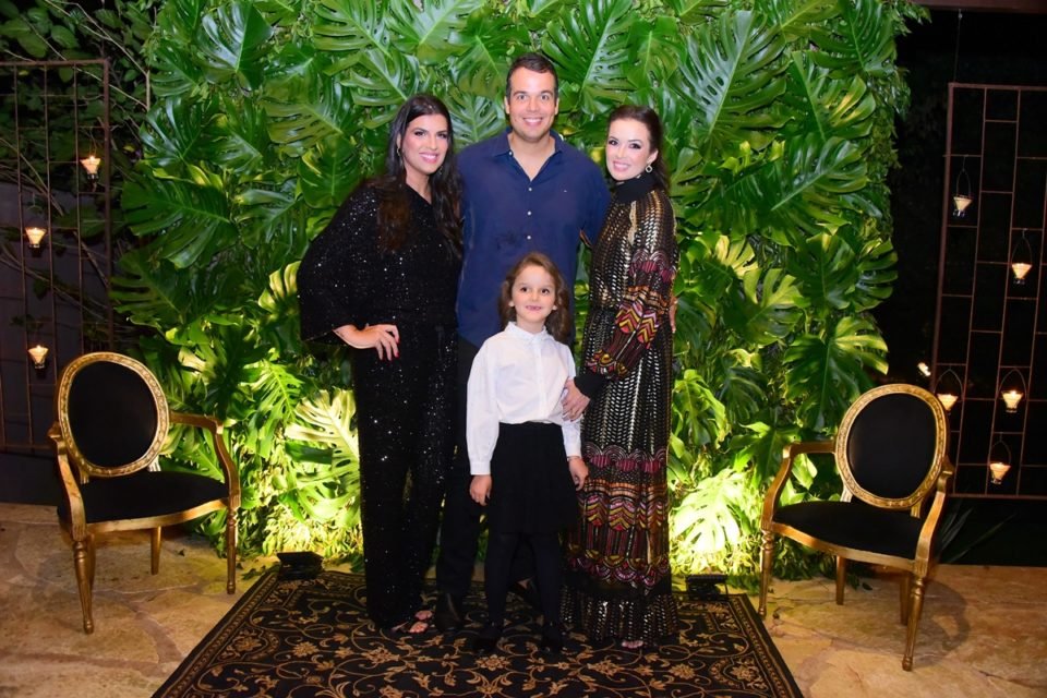 Michelle e Mariana Brito comemoram aniversário em jantar no Patú Anú ...