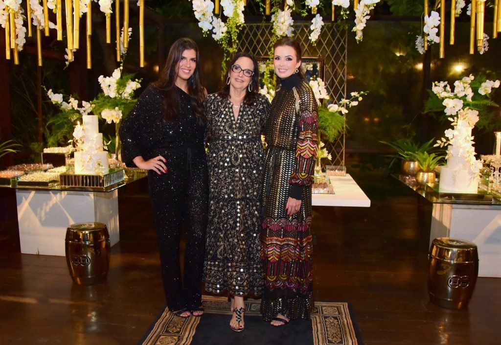 Michelle e Mariana Brito comemoram aniversário em jantar no Patú Anú ...