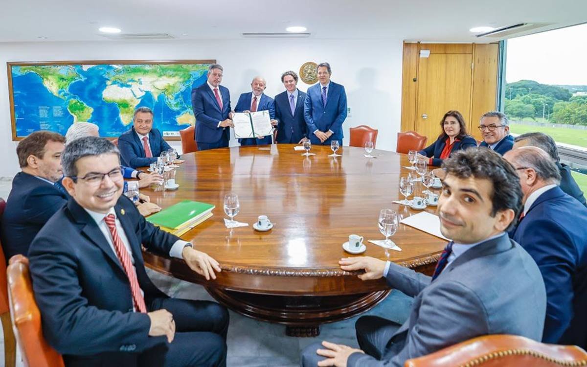 Lula e Haddad entregam projeto de novo arcabouço fiscal ao Congresso ... Lula e Haddad entregam projeto de novo arcabouço fiscal ao Congresso ...