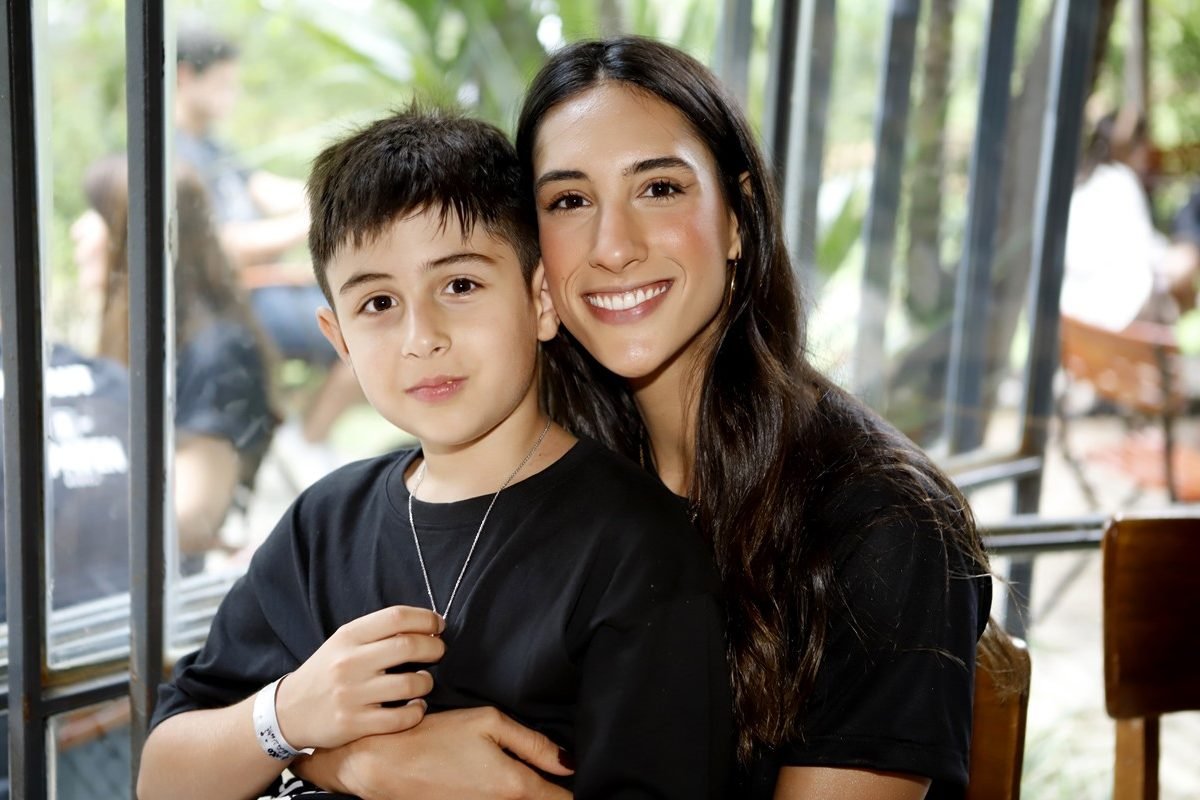 Ana Luiza Favato celebra aniversário com feijoada no Fuego | Metrópoles