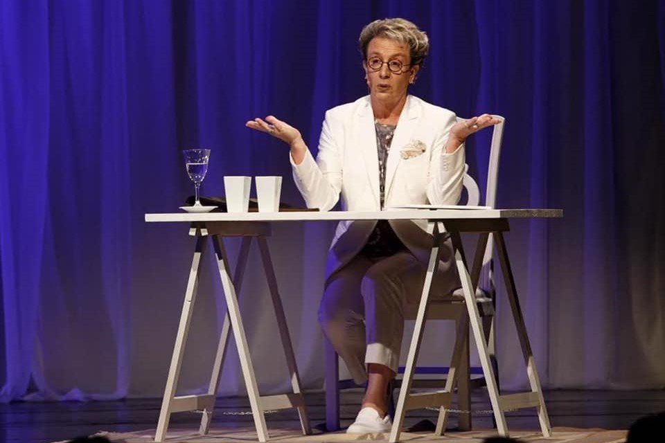 “Clodovil sofreu bullying e fake news”, diz ator que o interpreta ...