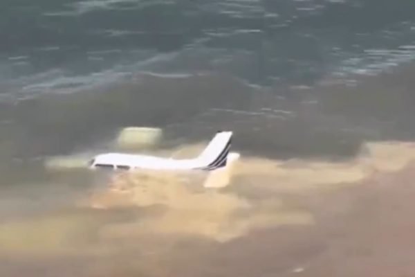 MA: avião faz pouso de emergência no mar após pane no sistema | Metrópoles