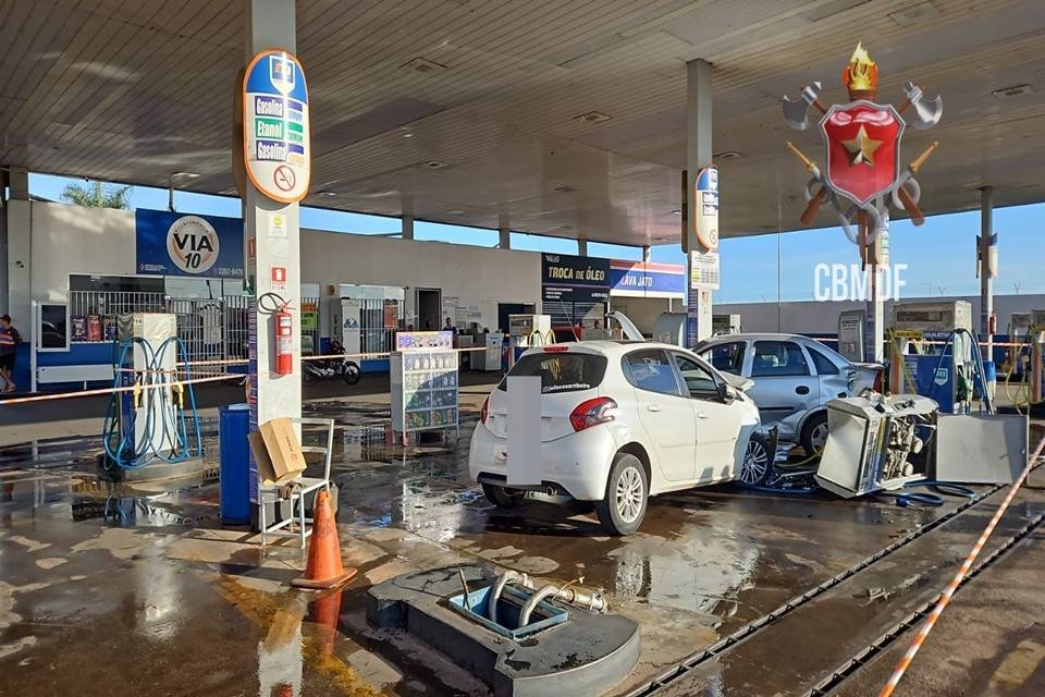 Carro invade posto, bate em veículo e danifica bomba de combustível; veja | Metrópoles