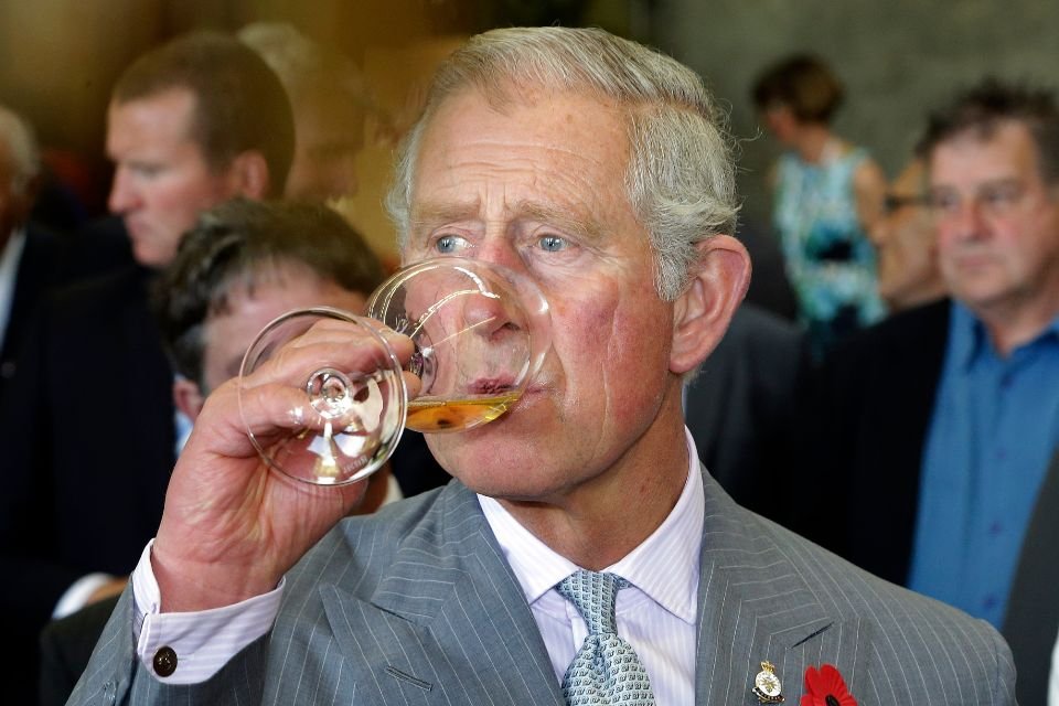 Conheça o forte drinque consumido pelo rei Charles III todos os dias ...