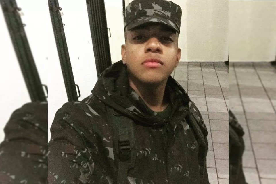 Parentes e amigos se despedem de soldado morto espancado no DF ...