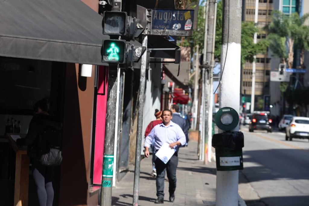 Danificadas, placas de rua deixam motoristas e pedestres na mão em SP ...