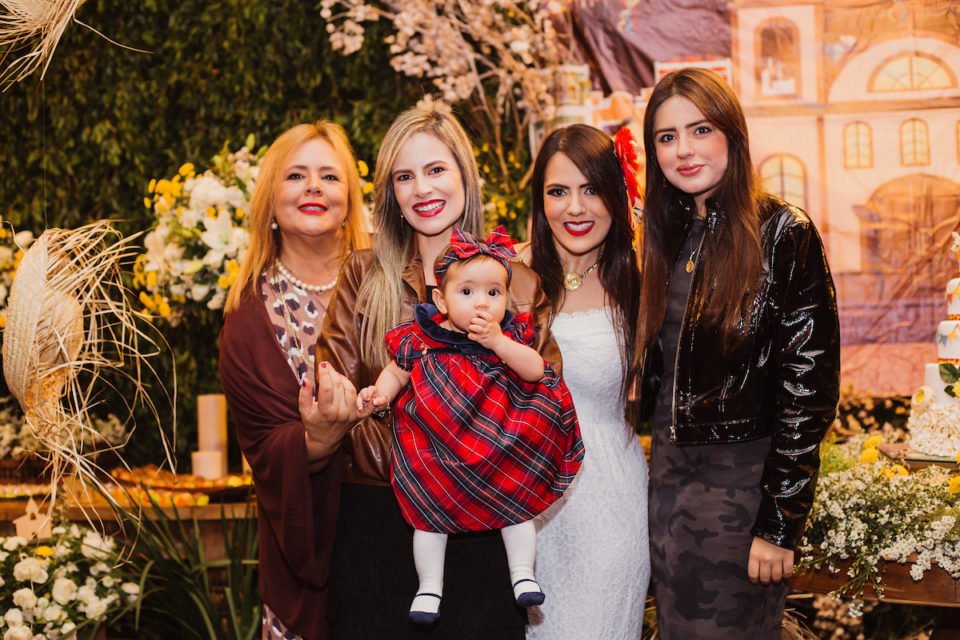 Ana Claudia e Gabriella Miziara celebram aniversário em arraiá animado ...