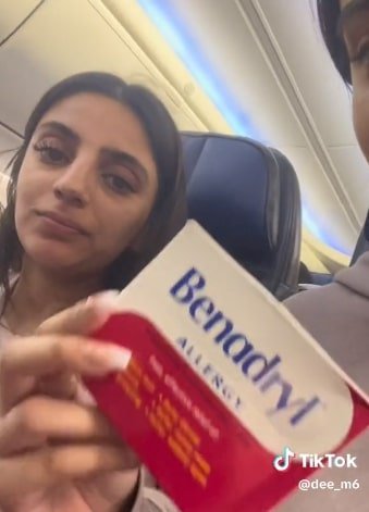 Mulher tem reação alérgica intensa ao correr para pegar voo | Metrópoles