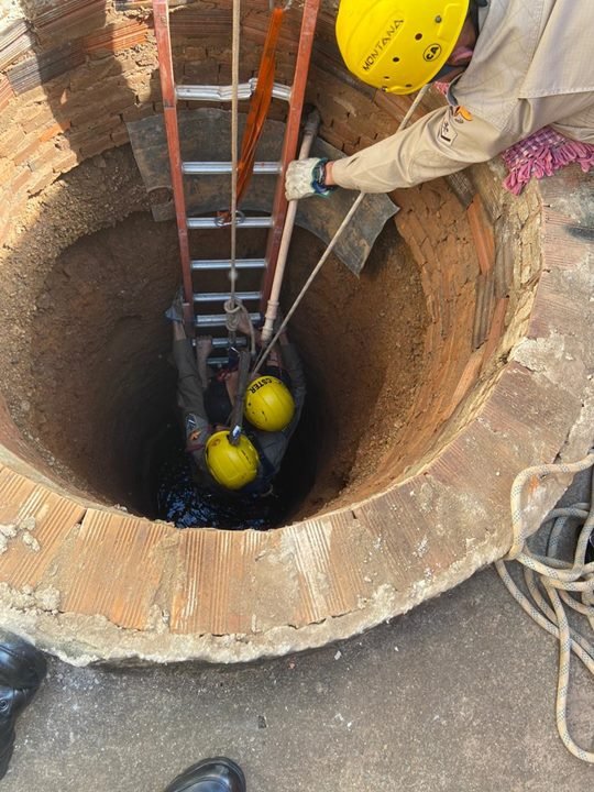 GO: bombeiros resgatam idosa que caiu em cisterna de quase 5 metros ... GO: bombeiros resgatam idosa que caiu em cisterna de quase 5 metros ...