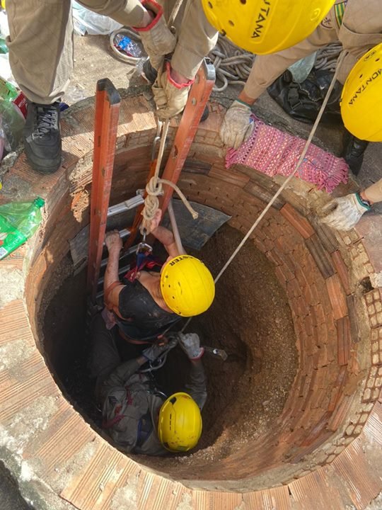 GO: bombeiros resgatam idosa que caiu em cisterna de quase 5 metros ... GO: bombeiros resgatam idosa que caiu em cisterna de quase 5 metros ...