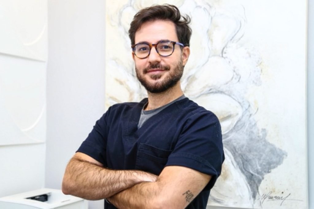 Médico lista 3 produtos de skincare que são um perigo para o melasma | Metrópoles