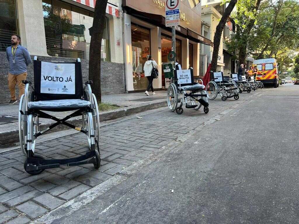 Volto já: cadeiras de roda estacionadas em vagas comuns alertam ...