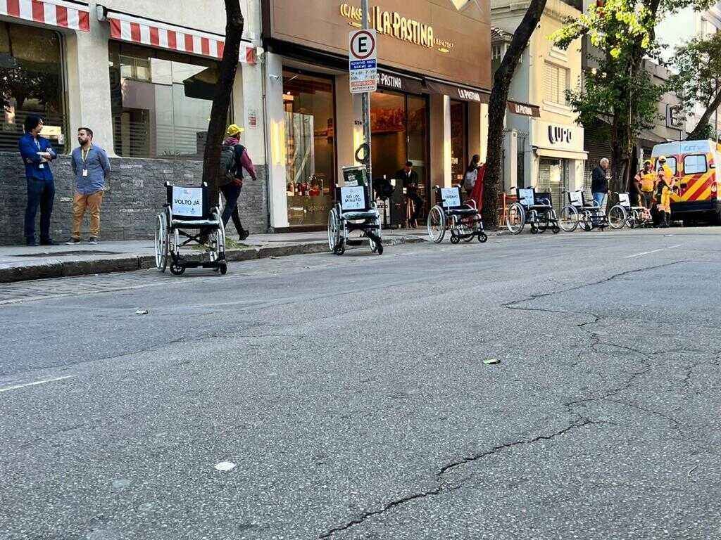 Volto já: cadeiras de roda estacionadas em vagas comuns alertam ...