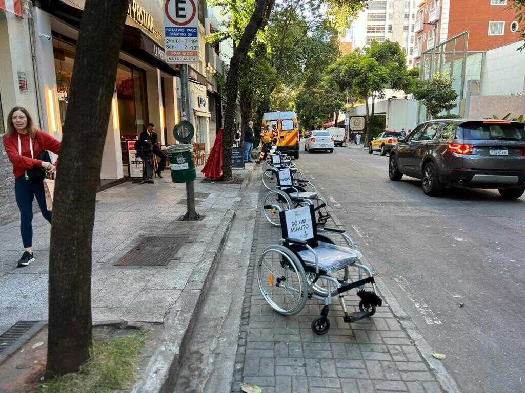 Volto já: cadeiras de roda estacionadas em vagas comuns alertam ...